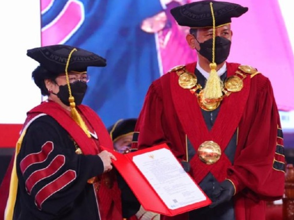 Megawati Resmi Menyandang Gelar Profesor Kehormatan Universitas Pertahanan Megawati Resmi Menyandang Gelar Profesor Kehormatan Universitas Pertahanan