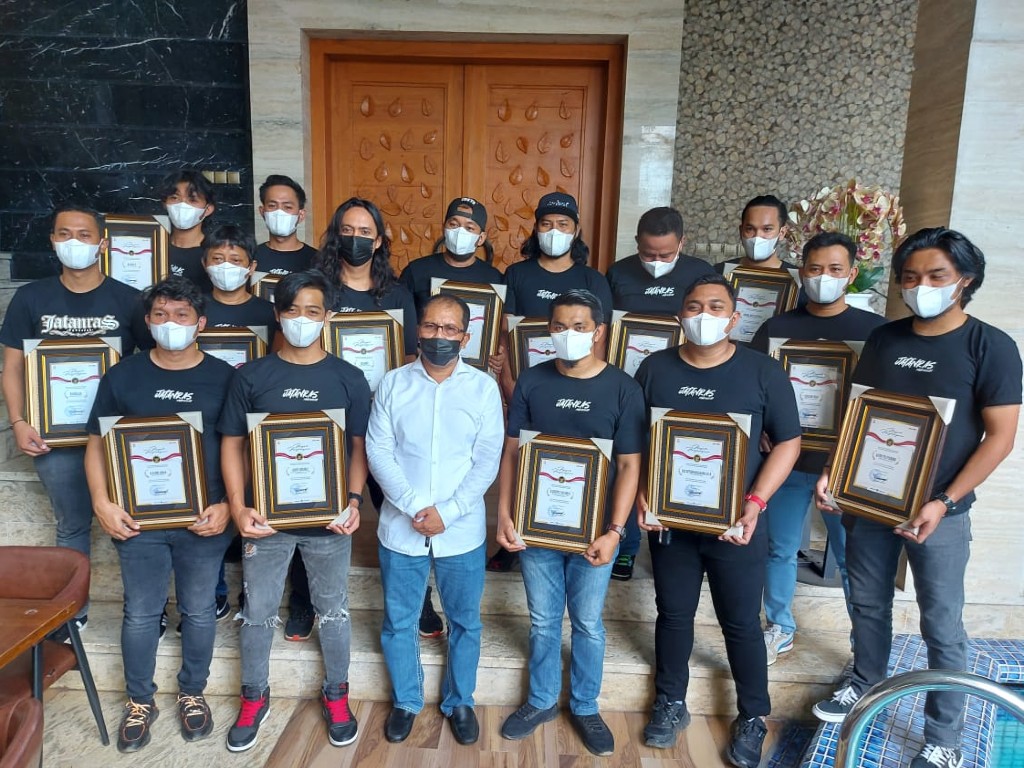 Unit Jatanras Polrestabes Diberi Pengharaan oleh Wali Kota Makassar Unit Jatanras Polrestabes Diberi Pengharaan oleh Wali Kota Makassar