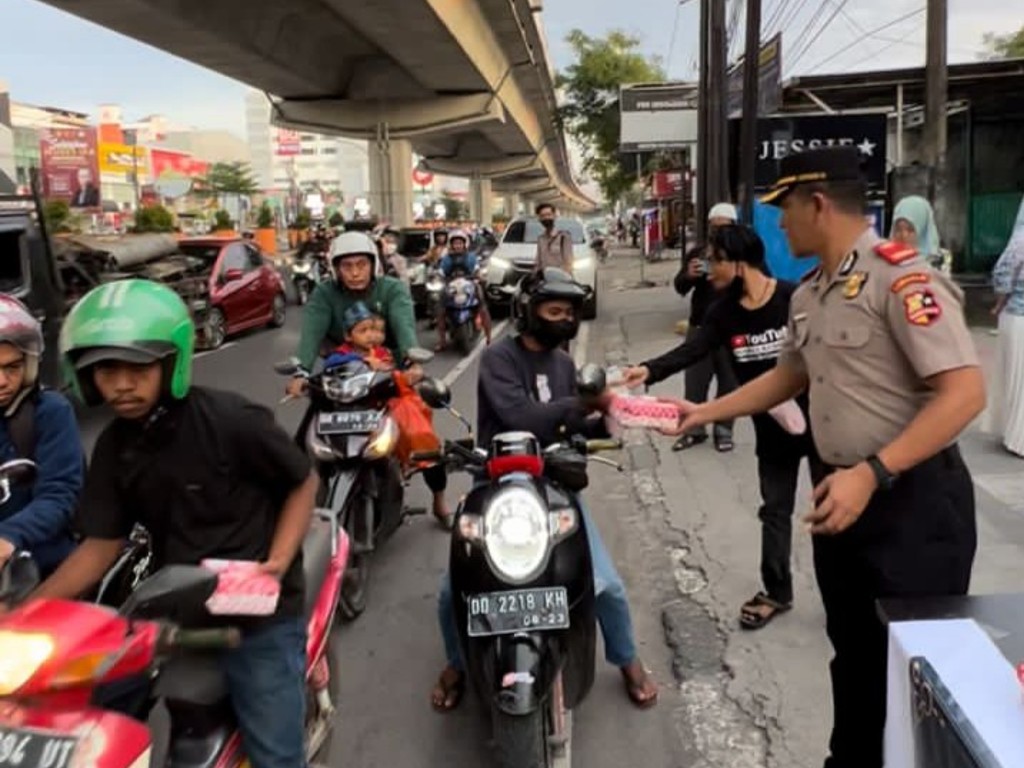 Serdik Sespimmen Dikreg 62 Gandeng Komunitas di Makassar Berbagi Takjil Serdik Sespimmen Dikreg 62 Gandeng Komunitas di Makassar Berbagi Takjil