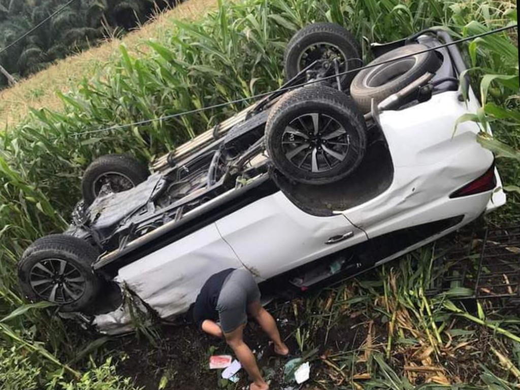 Pajero Sport Terguling di Kebun Warga Mamuju, Pemiliknya Kabur Pajero Sport Terguling di Kebun Warga Mamuju, Pemiliknya Kabur