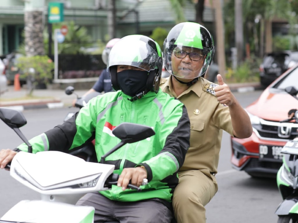 Ojol Day, Danny Pomanto Naik Motor Listrik ke Balai Kota Ojol Day, Danny Pomanto Naik Motor Listrik ke Balai Kota