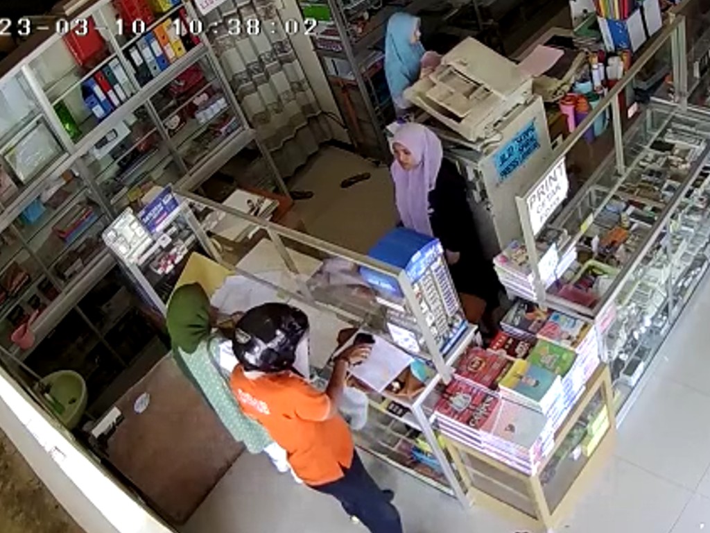Maling Ponsel di Bulukumba Terekam CCTV, Pelaku Gunakan Baju Dishub Maling Ponsel di Bulukumba Terekam CCTV, Pelaku Gunakan Baju Dishub